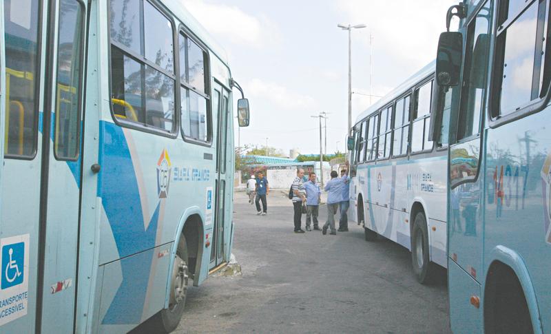 Terminal é fechado por cinco horas em protesto - Metro - Diário do Nordeste