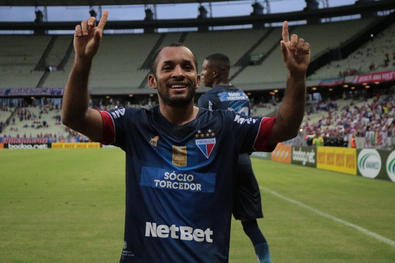 Com 1,58m de altura, Edinho comemora gol de cabeça pelo Fortaleza ...