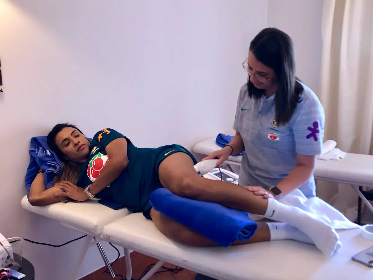 Marta e Érika seguem em tratamento em 10º dia de treinos da Seleção ...
