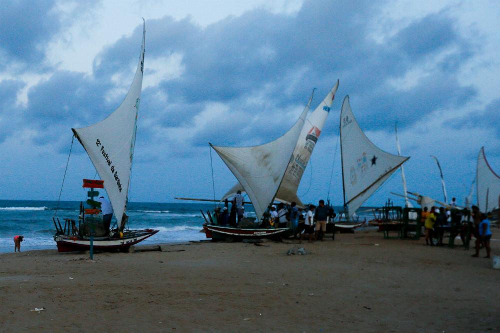 Praia da Caponga, no litoral leste do Ceará, é destino com visuais ...