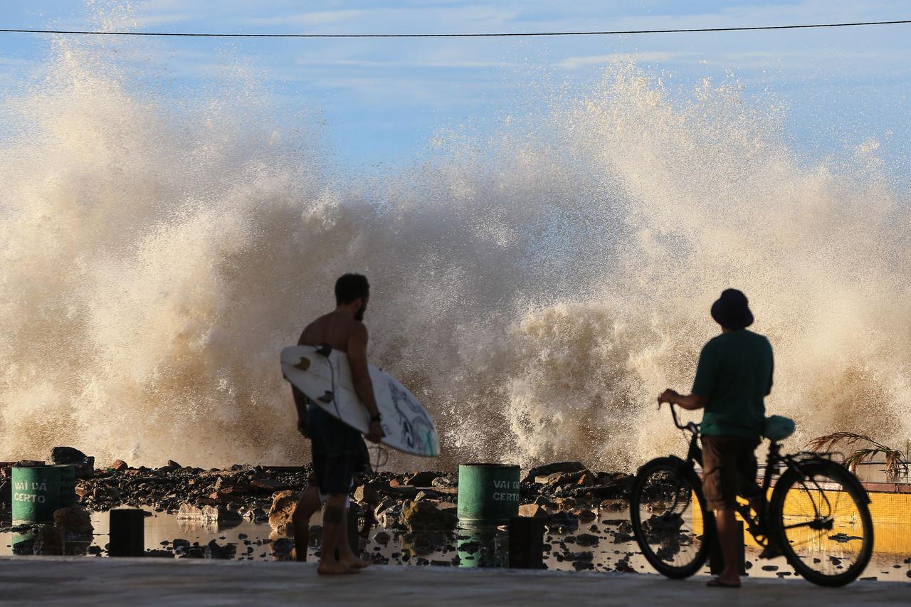 Ressaca do mar pode provocar ondas de 2,5 metros no litoral do Ceará ...