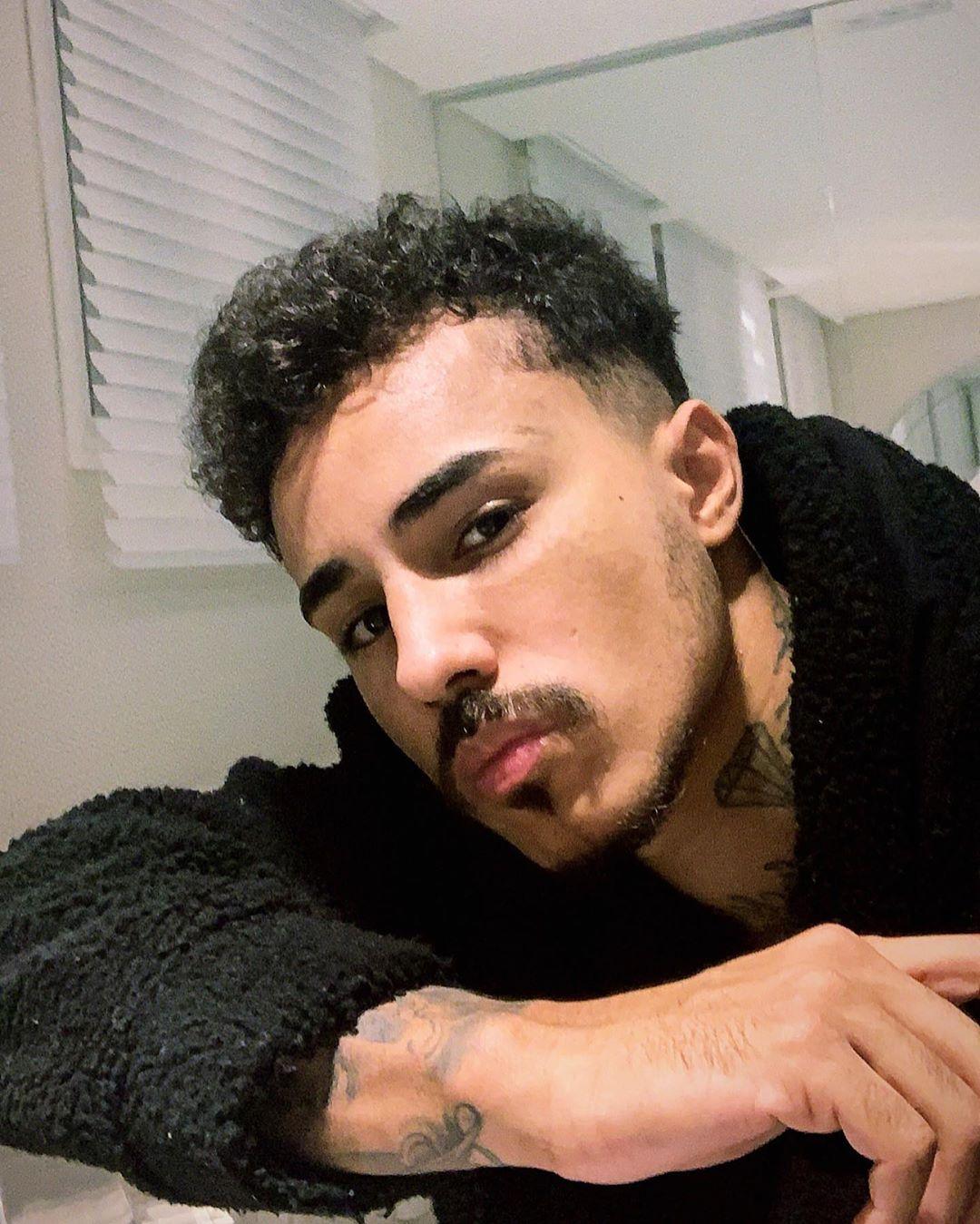 Após acusações de racismo e assédio, MC Livinho se pronuncia: ''Arco ...