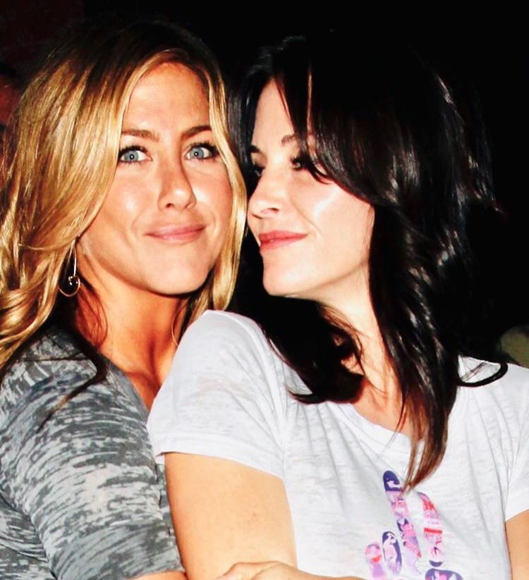 Courteney Cox tira sarro de Jennifer Aniston durante jogo de bilhar ...