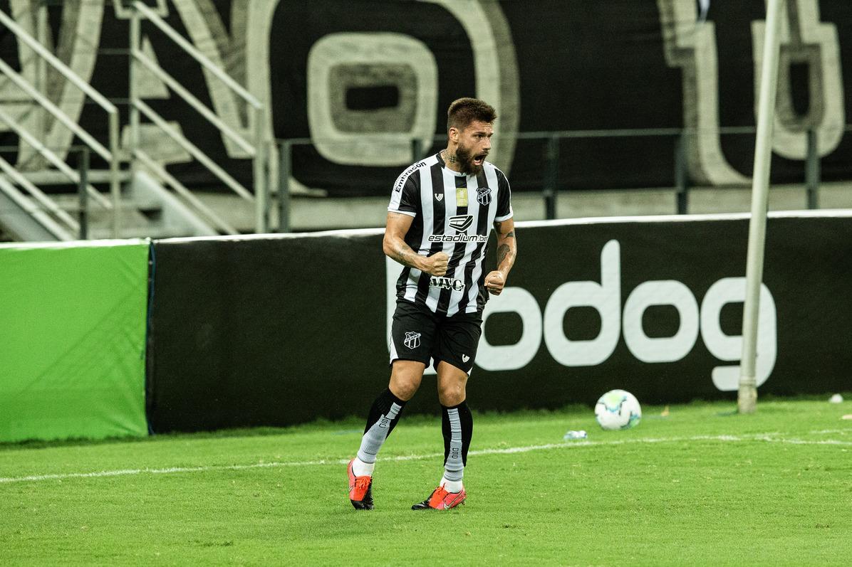 Rafael Sóbis renasce com dois gols e ganha moral no Vovô - Jogada ...