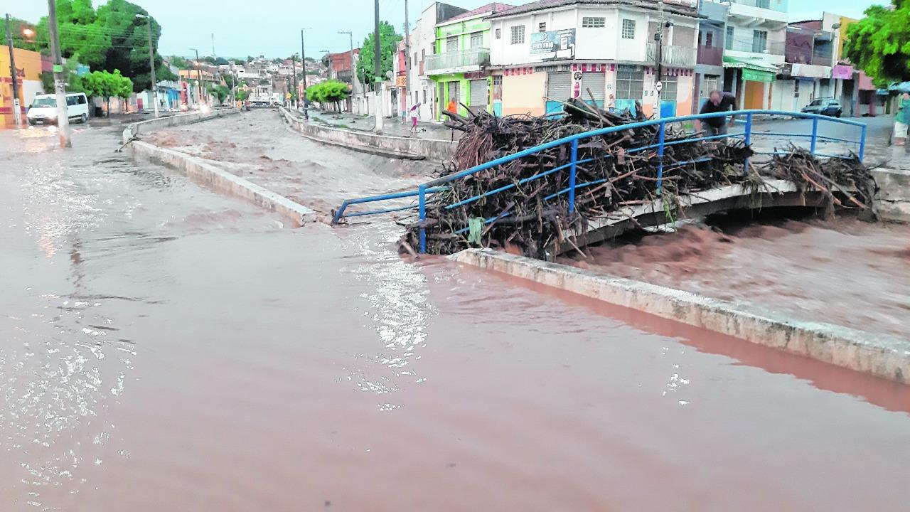 Comunidades que sofreram com enchentes continuam em risco - Região ...