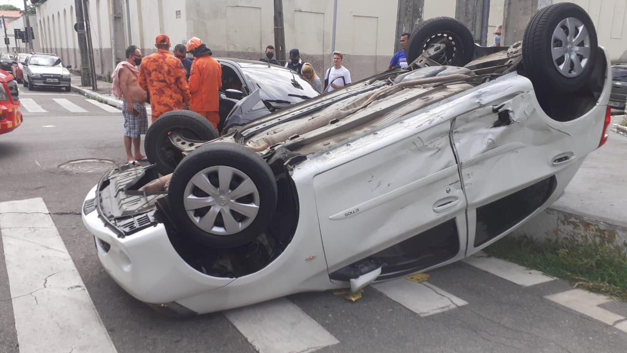Carro capota após colisão entre dois veículos, e deixa passageira ...
