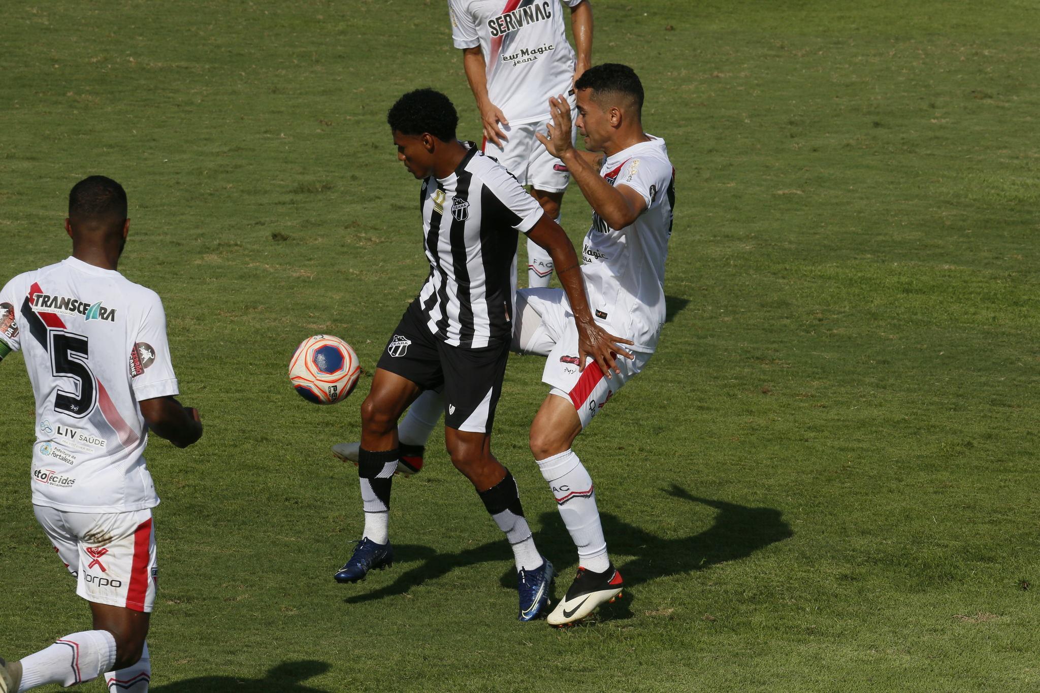 Futebol nosso de todo santo dia - Tom Barros - Diário do Nordeste