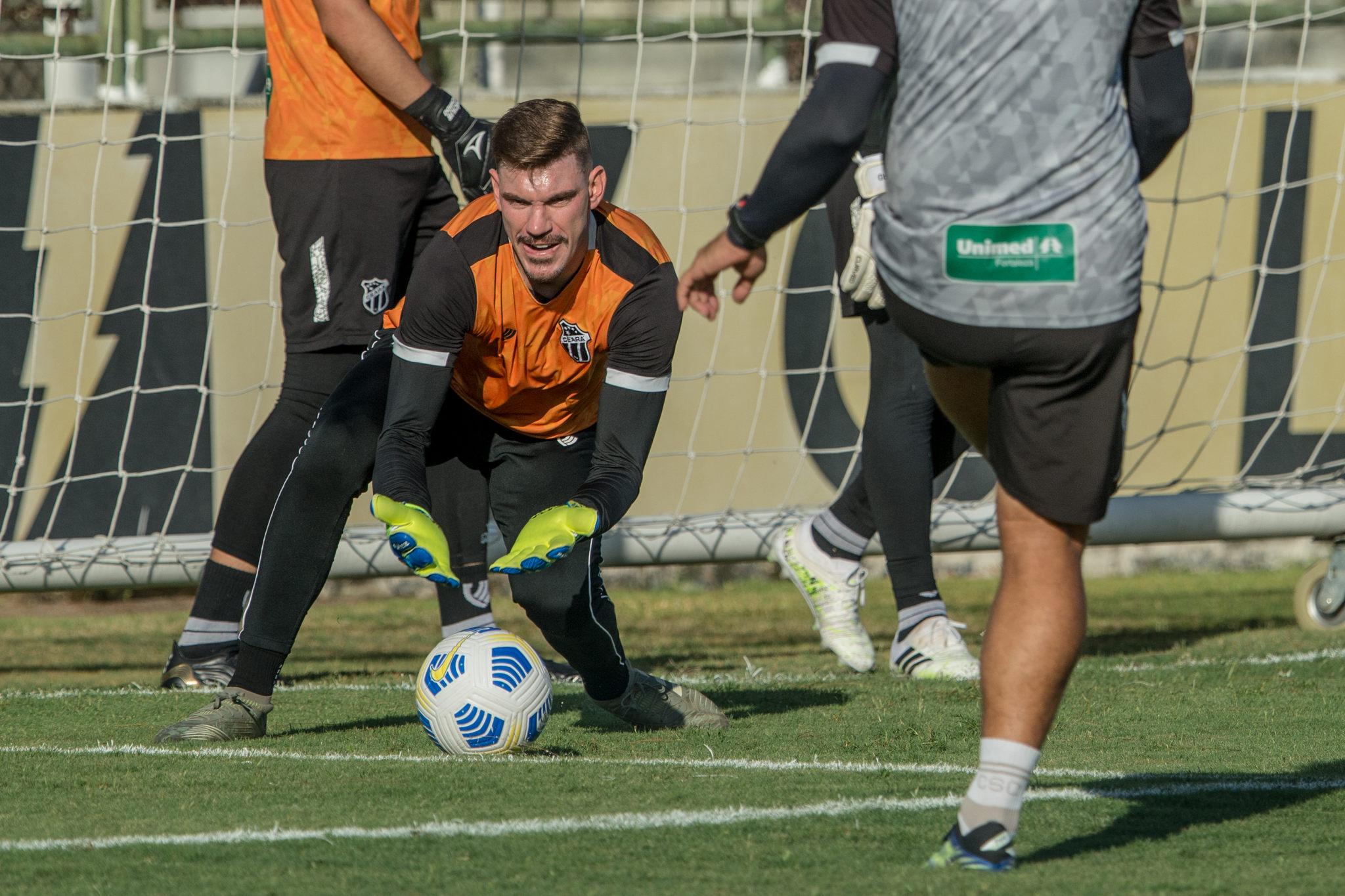 Titular no Ceará, João Ricardo é um goleiro que, além de muito bom, é ...