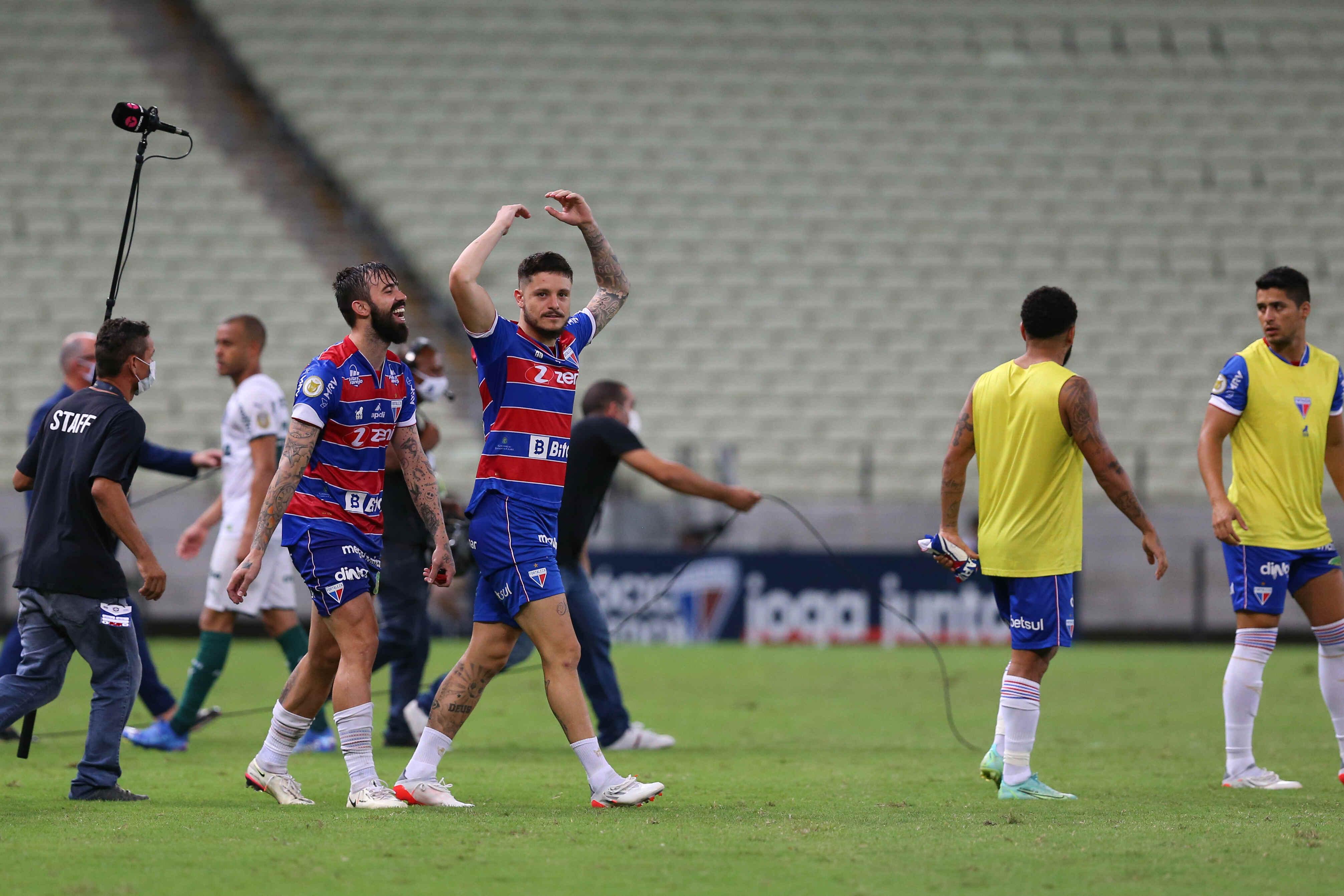 Crispim volta a jogar após mais de um mês e vira 'reforço' para o ...