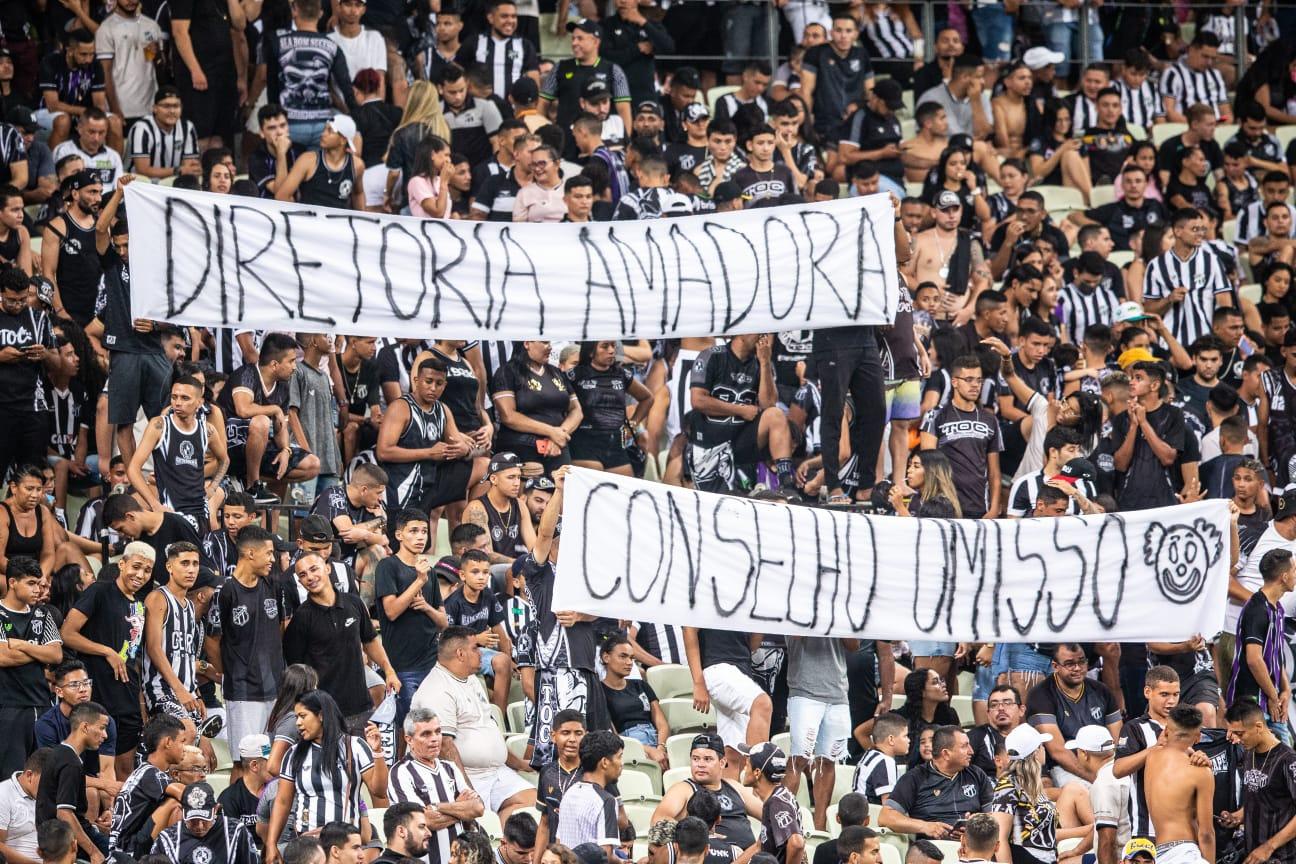 Torcida do Ceará cobra jogadores e protesta contra diretoria após ...