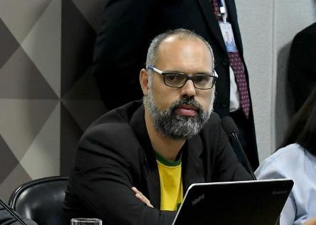 Alexandre de Moraes ordena cancelamento de passaporte de Allan dos ...