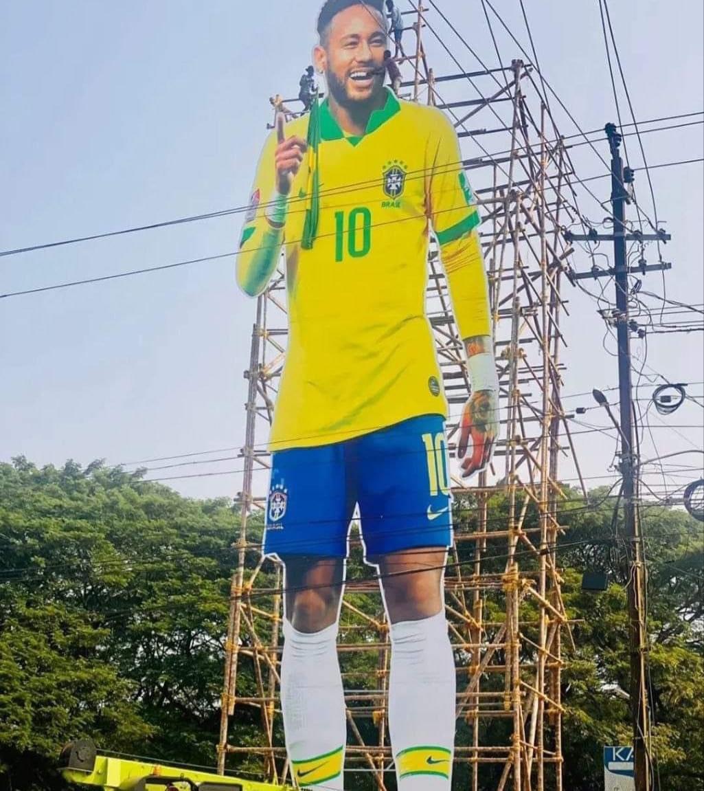 Neymar é homenageado por torcida indiana com totem de 100 metros - Copa ...