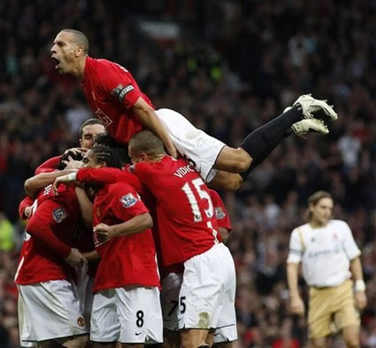 Manchester United ganha fácil do Nothingham e encosta no G-4 do ...
