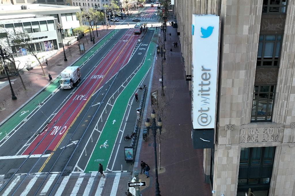 Elon Musk muda nome do Twitter na fachada da sede na Califórnia ...