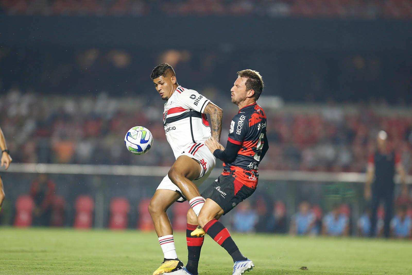 Calleri deve ser titular no São Paulo contra o Fortaleza; Erison pode ...