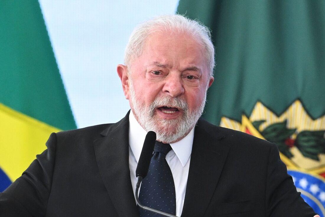 Lula visita seleção brasileira de futebol feminino no Mané Garrincha ...