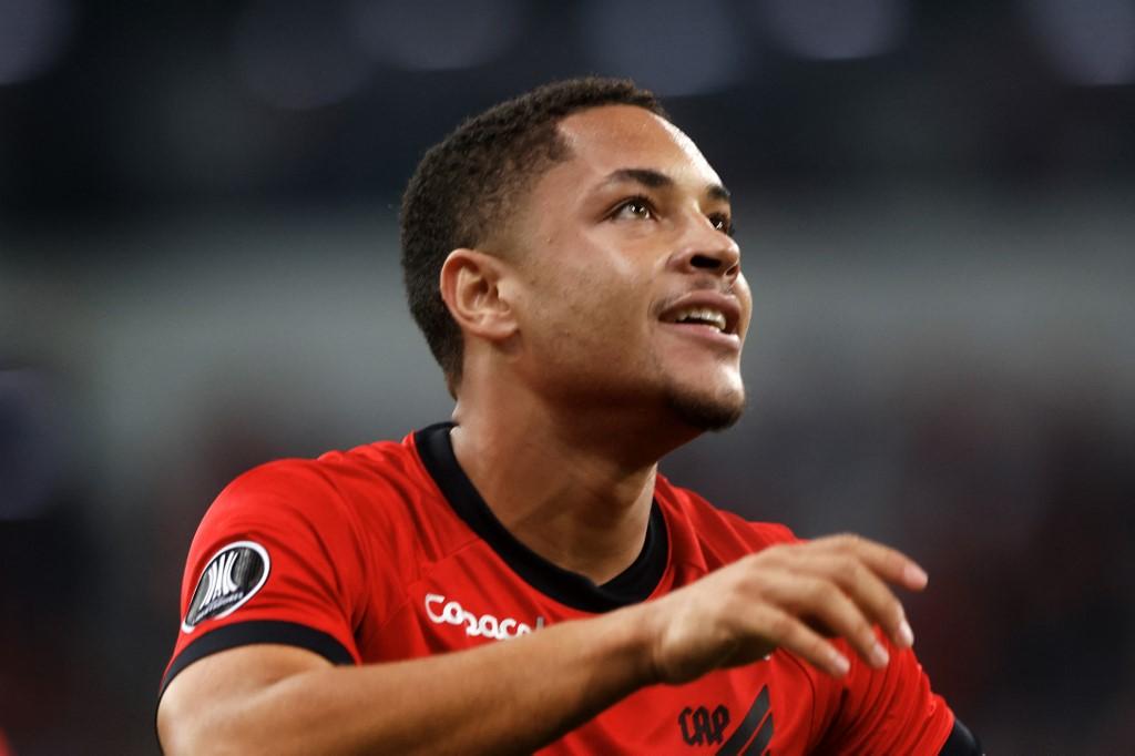 Barcelona anuncia contratação do jogador Vitor Roque por R$ 215 milhões ...