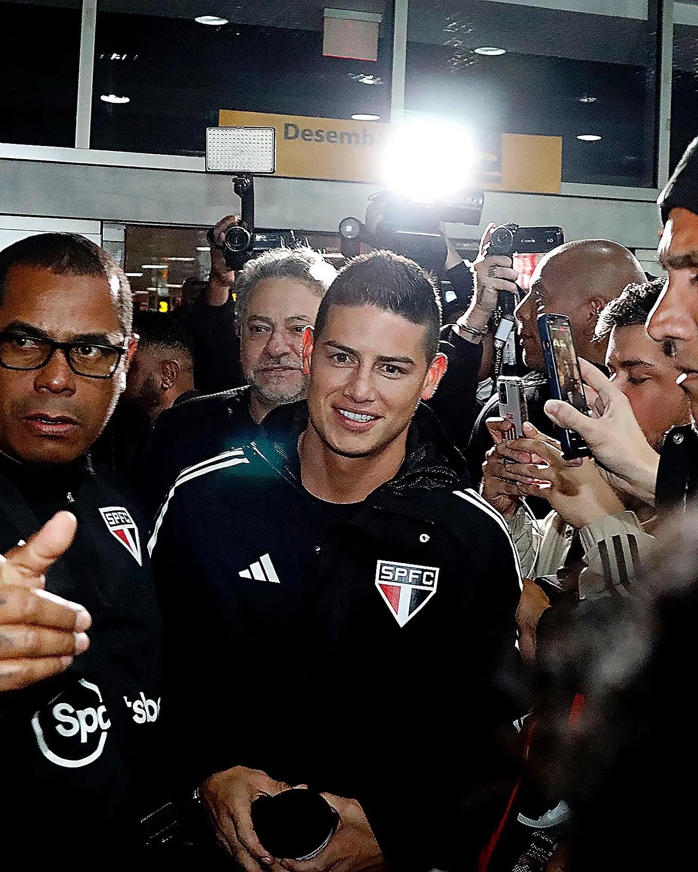 James Rodríguez desembarca em São Paulo e é recebido pela torcida ...