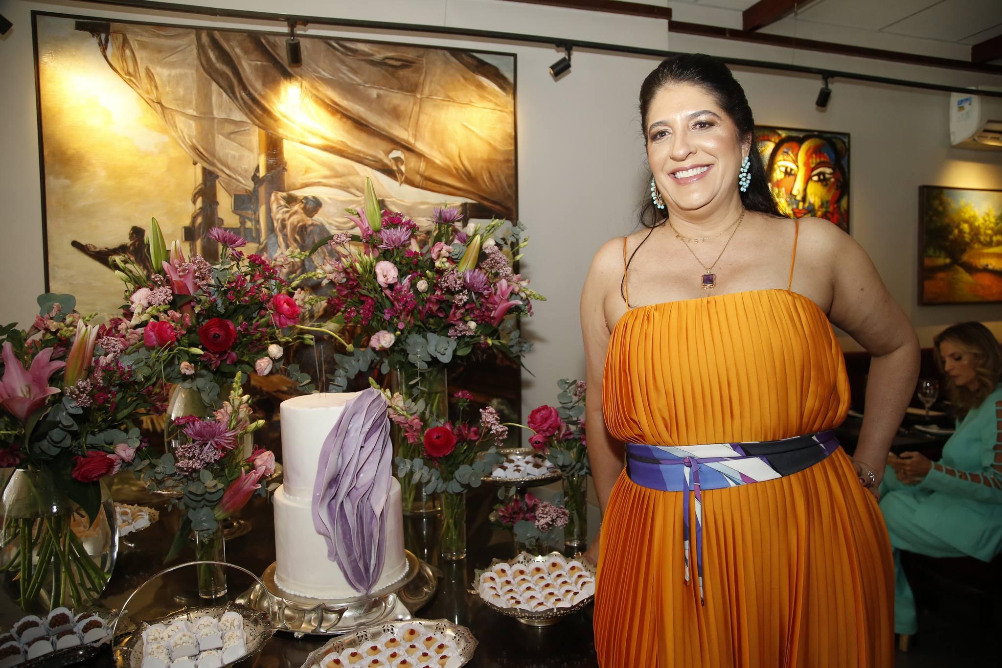 CAPTEI: Elisa Oliveira é surpreendida e comemora aniversário no Medit ...