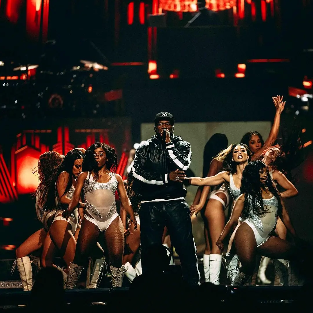 50 Cent arremessa microfone durante show e acerta fã - Zoeira - Diário ...