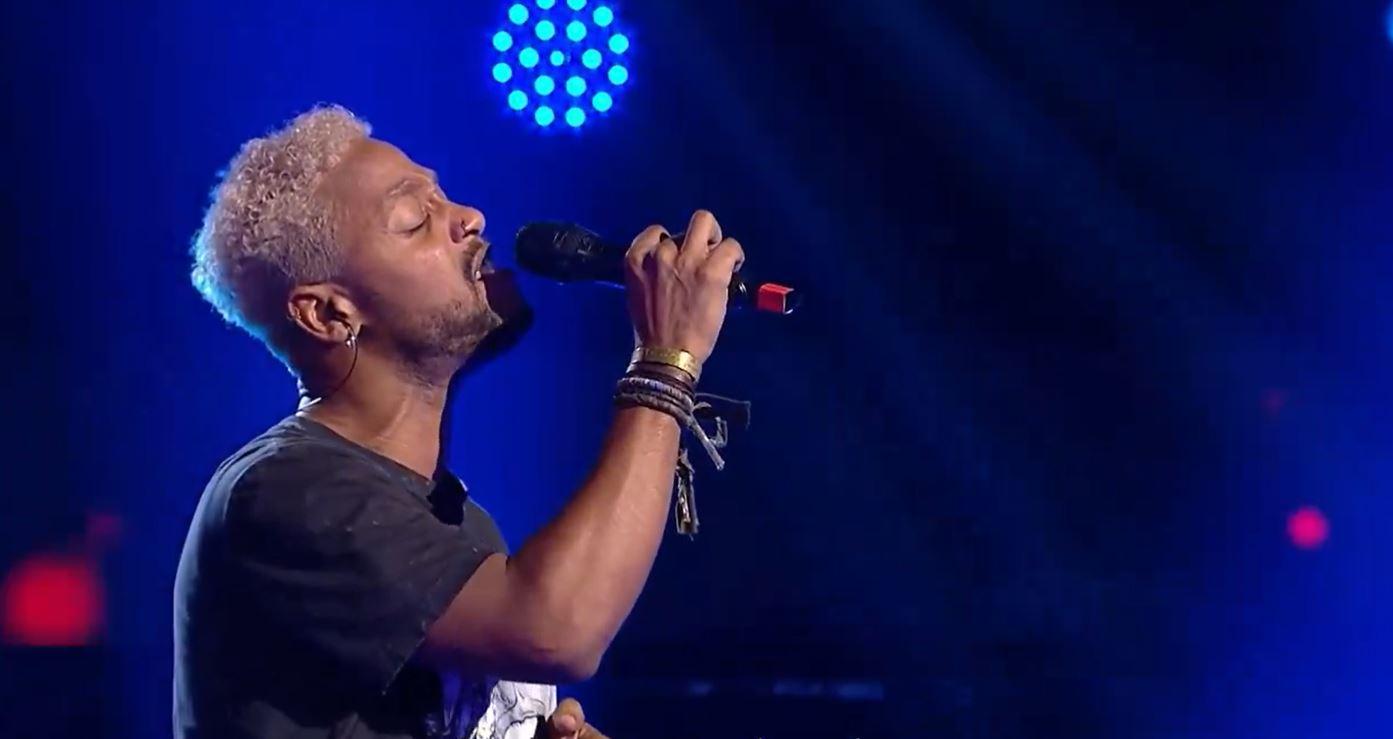 Brasileiro Sandro Machado faz sucesso no 'The Voice' da Romênia ...