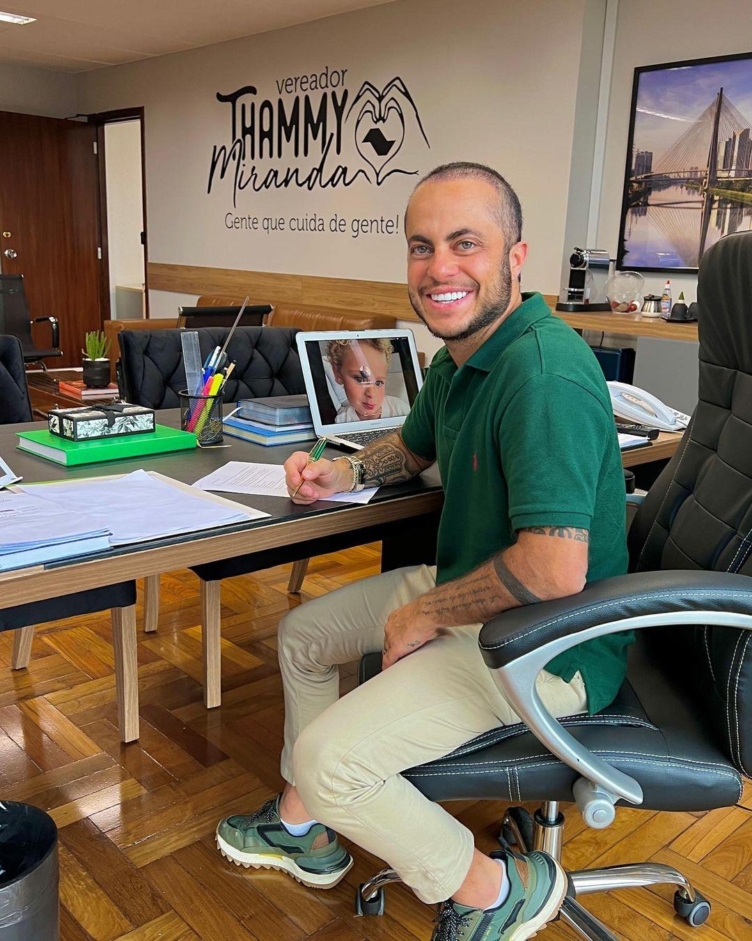 Thammy Miranda serve itens da santa ceia em igreja LGBTQ+ de São Paulo ...