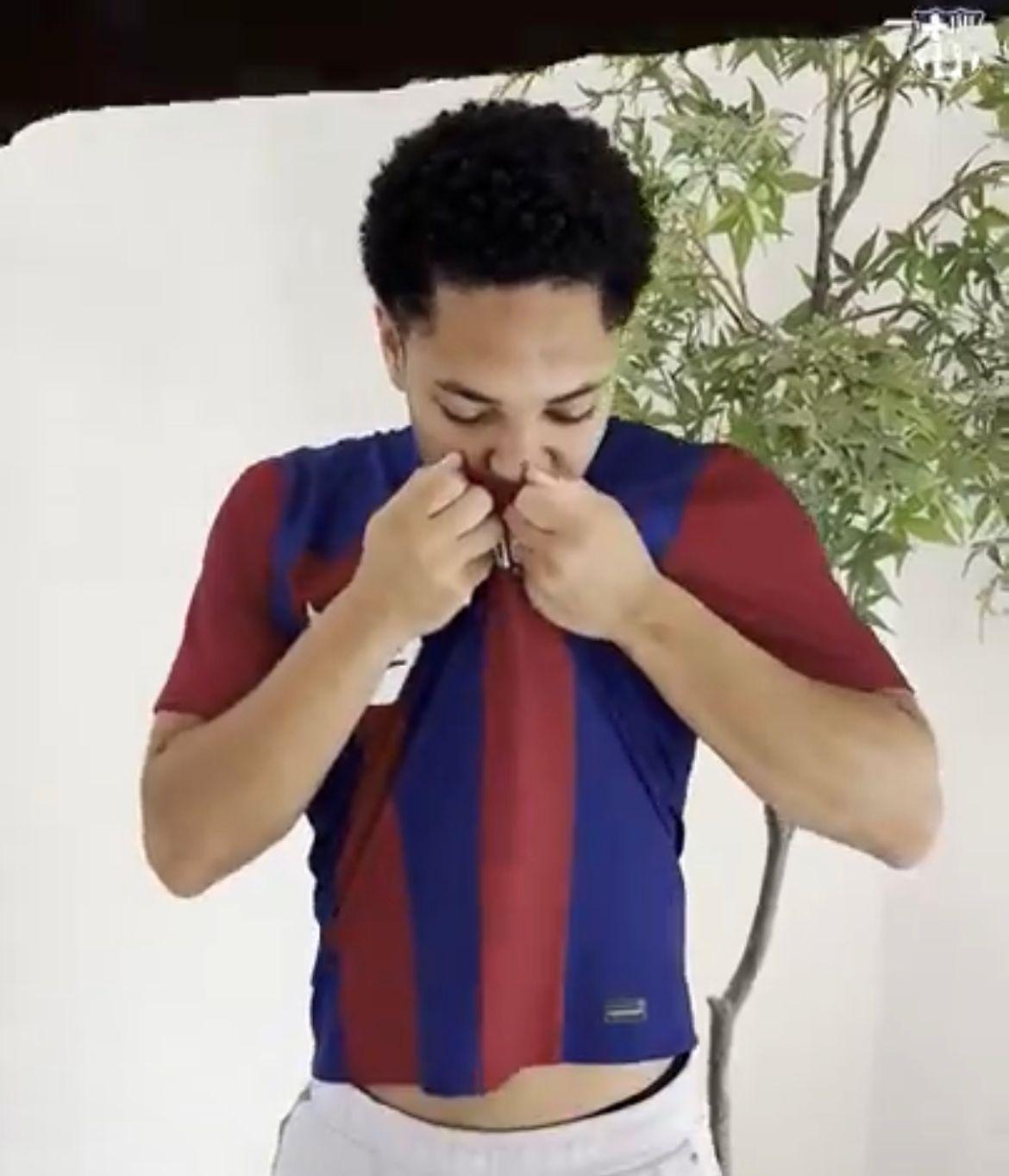 Barcelona anuncia a chegada de Vitor Roque como presente de Natal ...