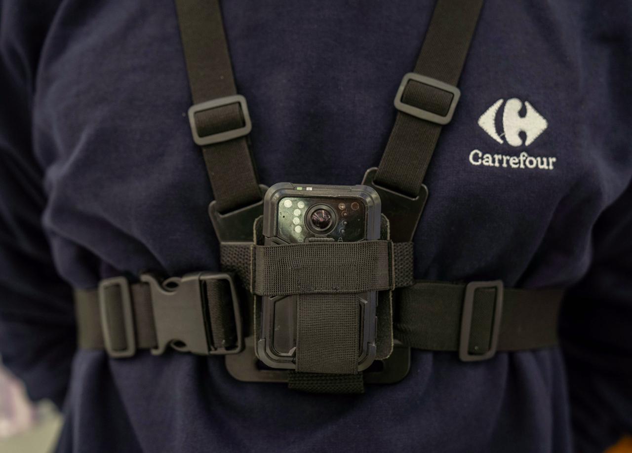 Funcionários do Atacadão e Sam's Club passam a usar câmeras corporais ...