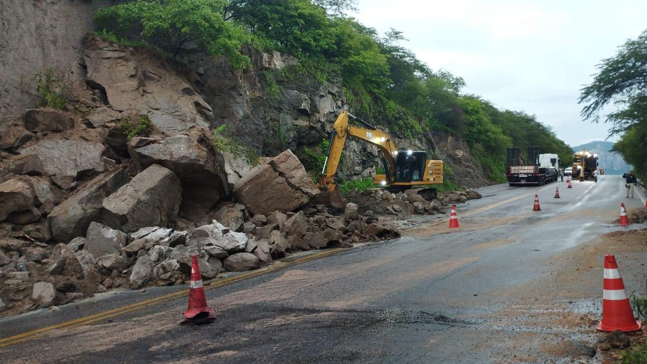 Desmoronamento de pedras interdita BR-222 em Itapajé - Ceará - Diário ...