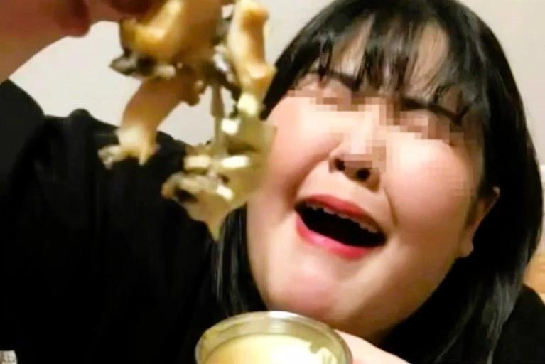 Comedora compulsiva morre durante live tentando ingerir 10 kg de comida ...