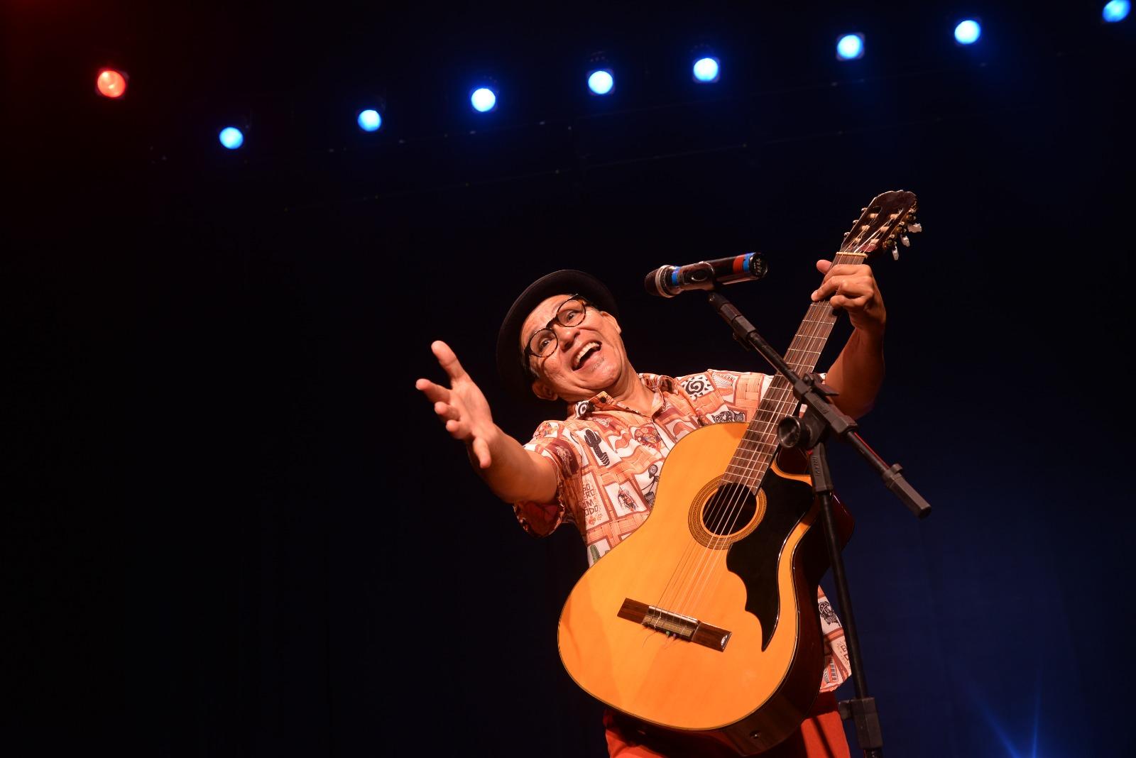 Humorista Gil Soares, o Caboré, 'democratiza o riso' em apresentações ...
