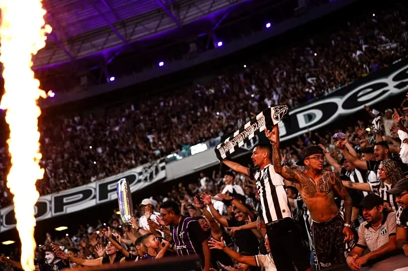 Jogadores do Ceará comemoram vitória com a torcida na Arena Castelão ...