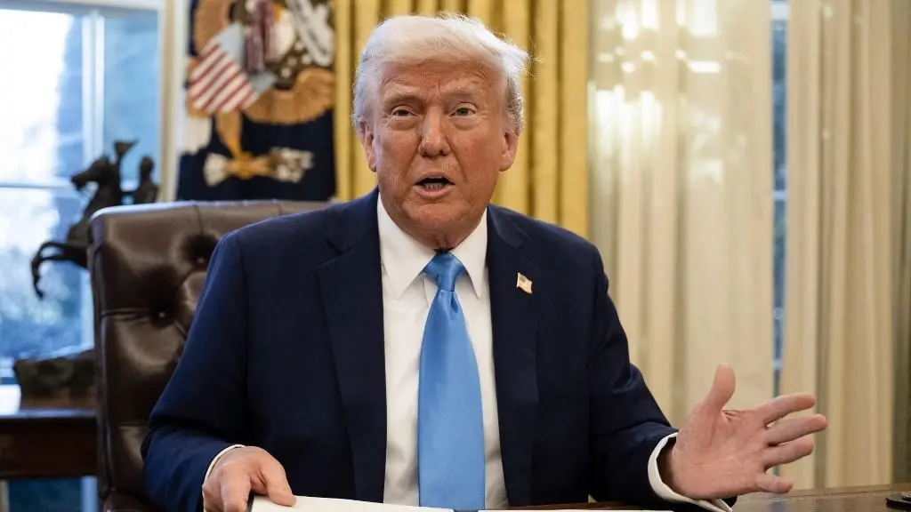 Trump assina decreto que taxa aço e alumínio em 25%; Brasil é atingido