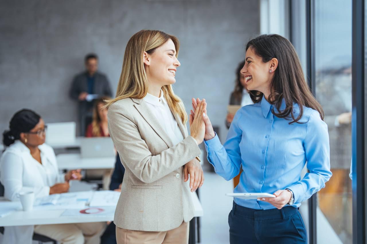 Networking estratégico para mulheres: como construir relações que ...