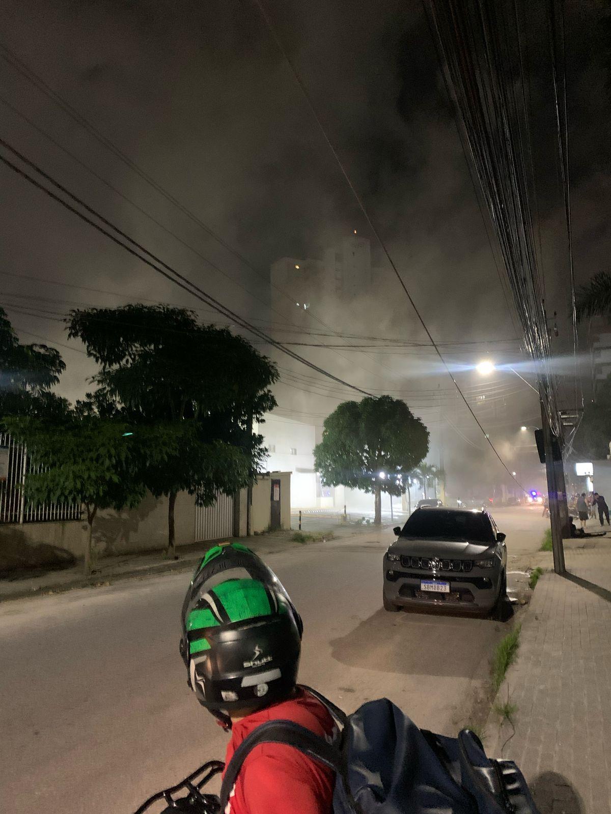 Incêndio atinge chaminé de lanchonete fast-food no bairro Aldeota, em ...