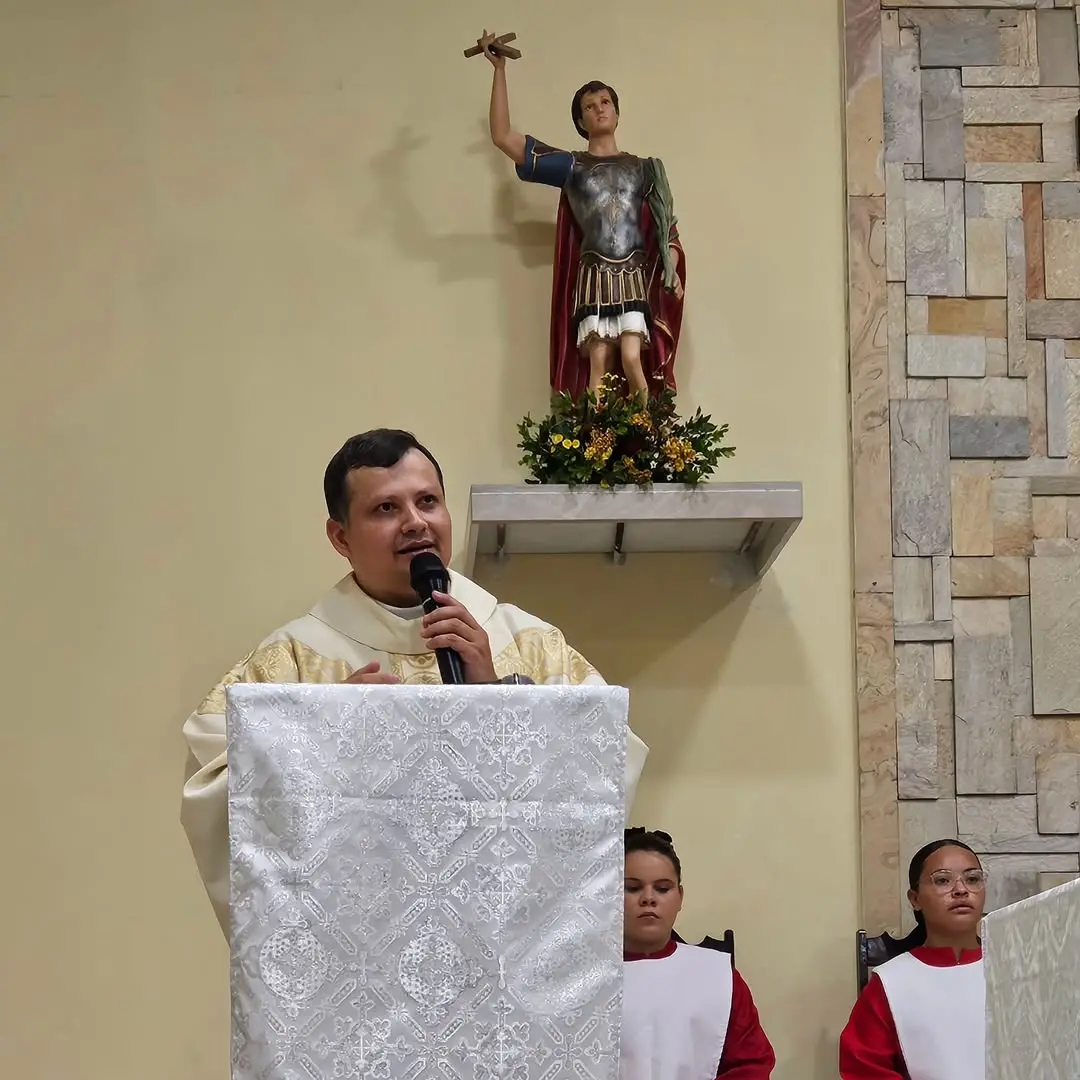 Padre dado como desaparecido é encontrado preso no telhado de casa em ...