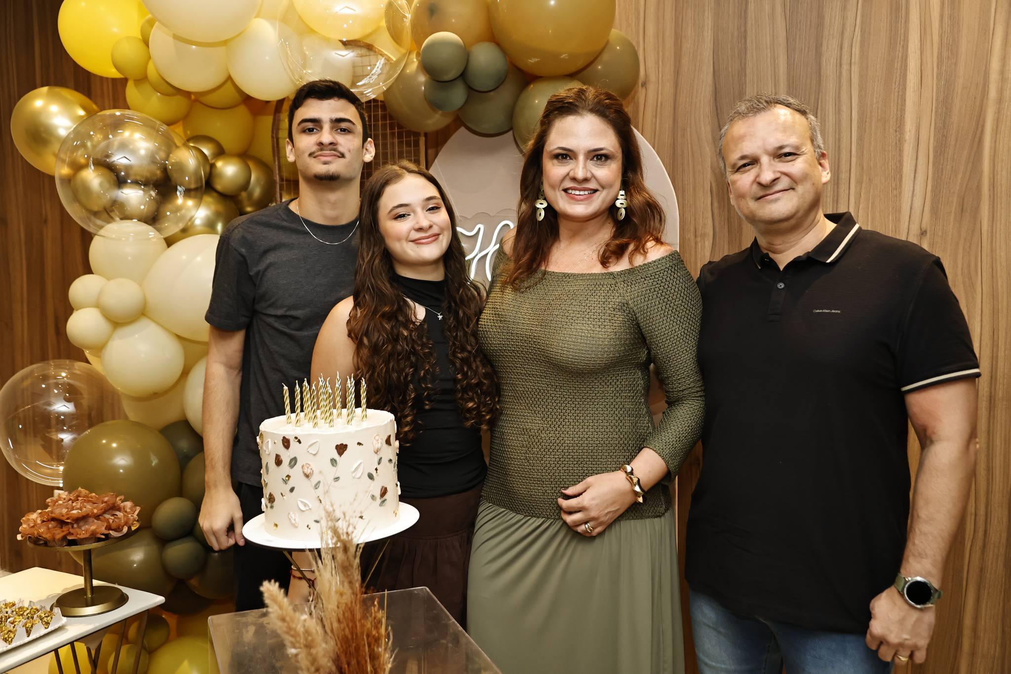 CAPTEI: Roberta Bandeira é Surpreendida com Festa de Aniversário de 50 anos - Jeritza Gurgel ...