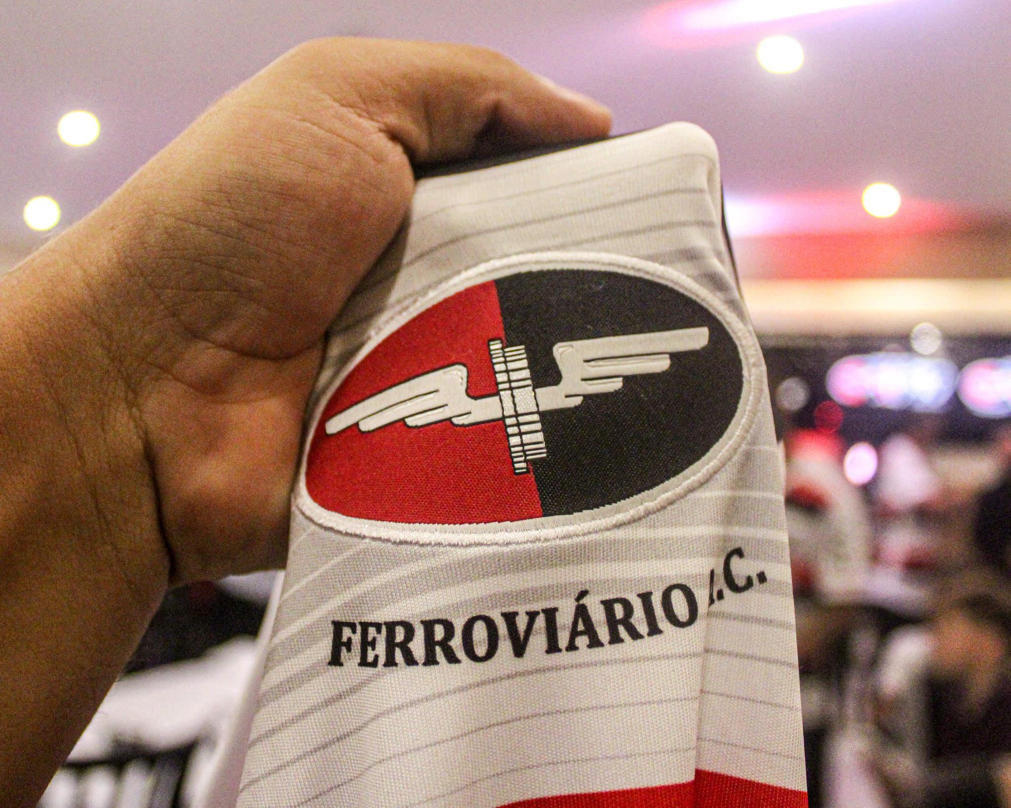 Ferroviário lança uniforme homenageando os 90 anos do clube; veja fotos ...